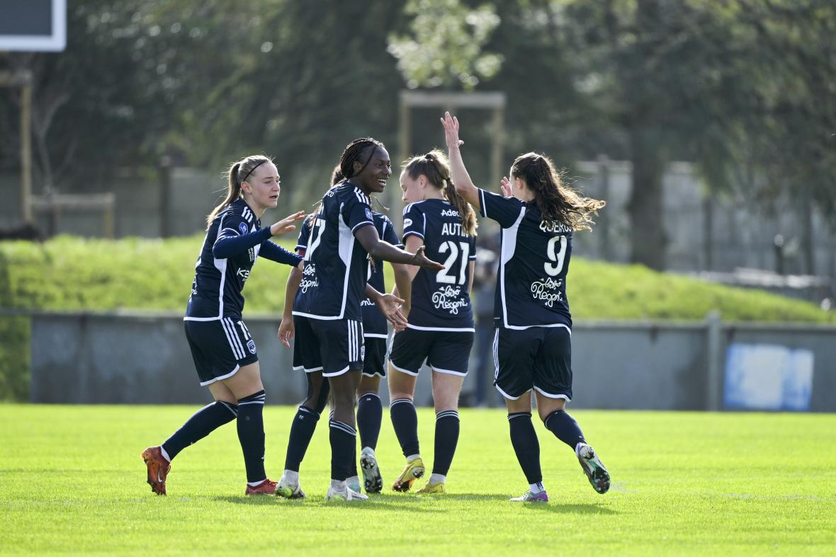 Le groupe des féminines face au Havre | Girondins.com